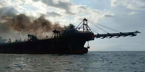 Boat Caught Fire in Manila Bay, Philippines 最新！菲律宾马尼拉湾一船只起火！ | E-PORTS