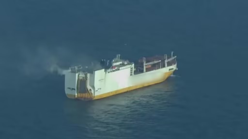 Sudden Fire Breaks Out on a Ro-Ro Ship 突发！滚装船突发火灾 | E-PORTS